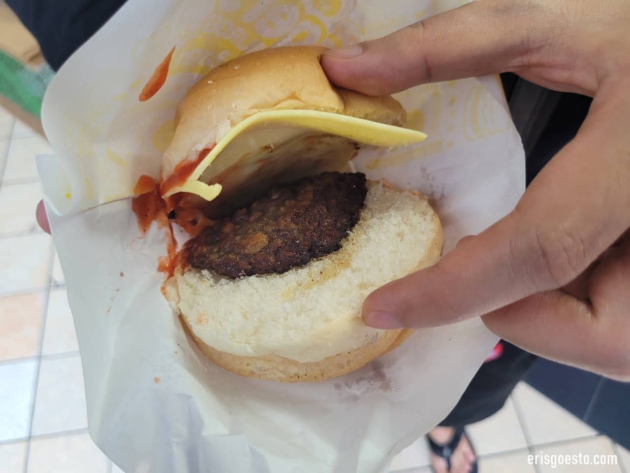 Trying Angel’s Burger – A Beloved Filipino Street Food Kiosk ...