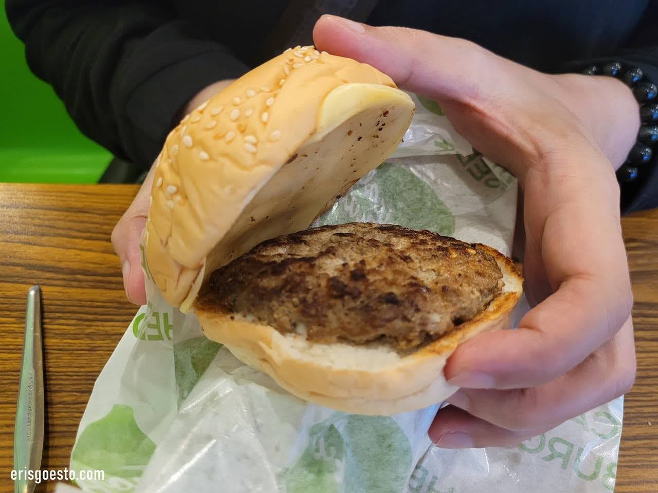 Trying the “Original Burger of the Philippines” @ Tropical Hut, Q Plaza ...